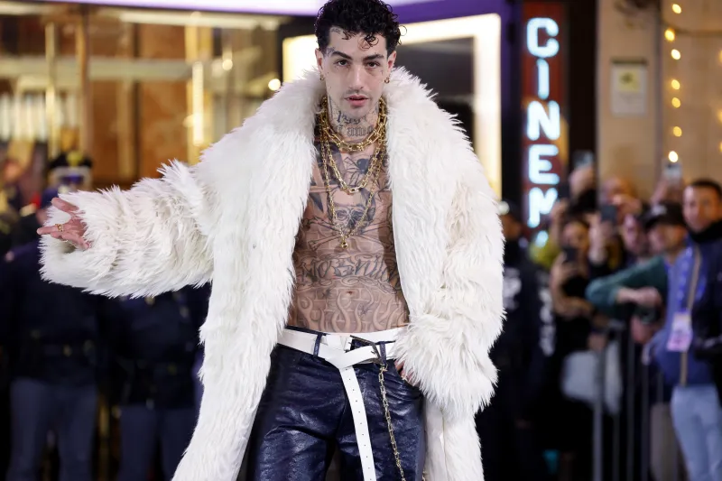 I tatuaggi di Tony Effe: ecco perché ha rimosso quelli sul viso