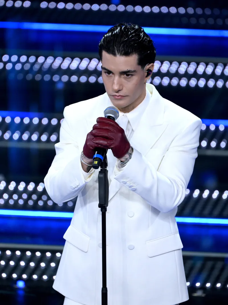 I tatuaggi di Tony Effe: ecco perché ha rimosso quelli sul viso