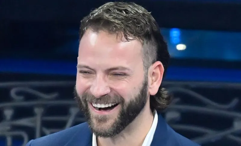 Alessandro Borghi e il nuovo taglio di capelli, come si chiama e a chi ...