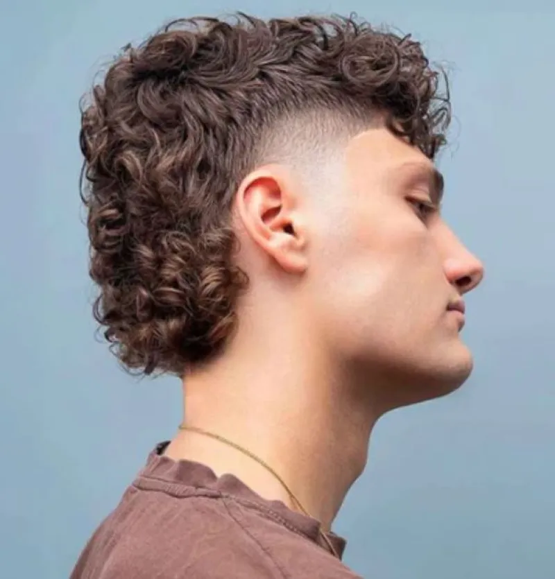 Alessandro Borghi e il nuovo taglio di capelli, come si chiama e a chi ...