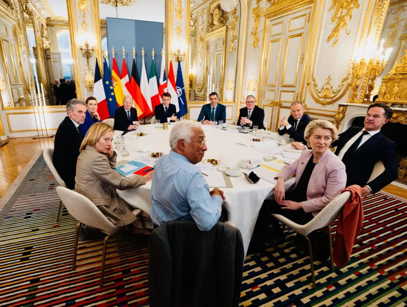 La faccia di Giorgia Meloni nella foto dei leader Ue a Parigi dice tutto