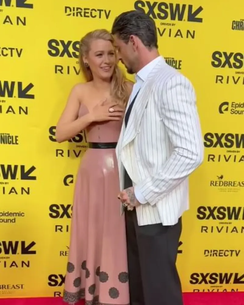 Blake Lively e Michele Morrone sorridenti e affiatati sul red carpet