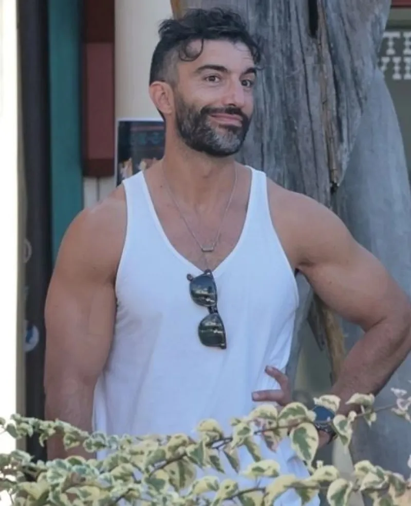 Ecco il nuovo look di Justin Baldoni, mentre si rilassa alle Hawaii con ...