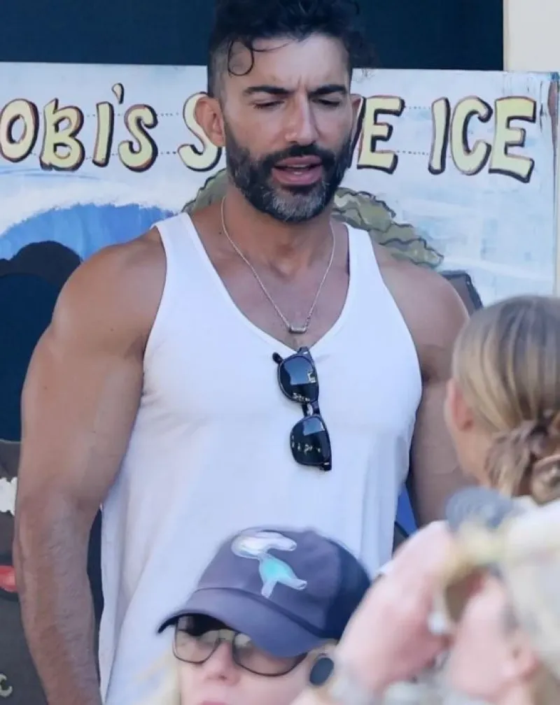 Ecco il nuovo look di Justin Baldoni, mentre si rilassa alle Hawaii con ...