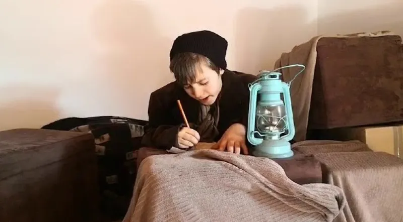 Chi è Luca Charles Brucini? Biografia del giovane protagonista di "Fuochi d'artificio"