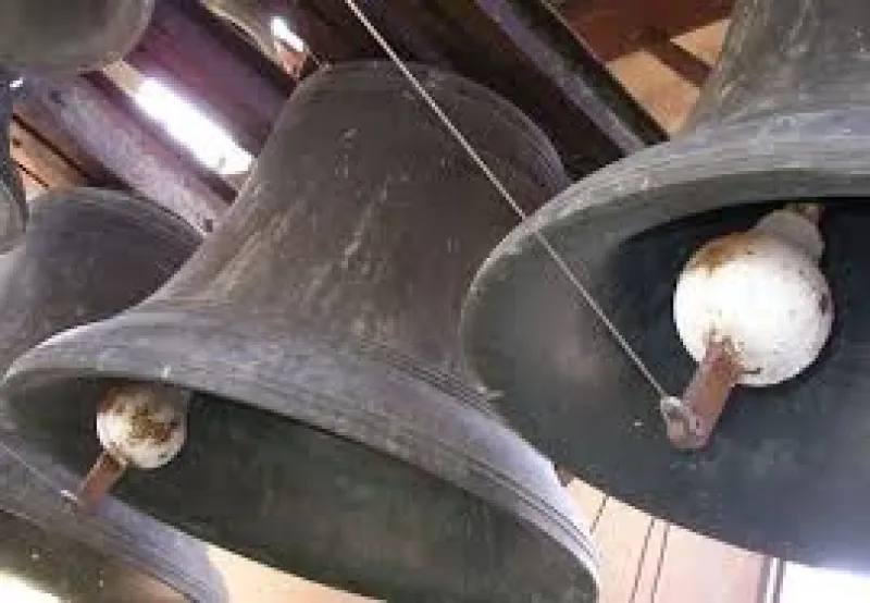 Quando suonano le campane a morto? Significato e storia del rito nella ...