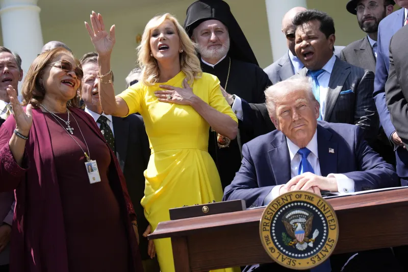 Trump si immagina Papa: l’immagine virale (creata con l’IA) che divide ...