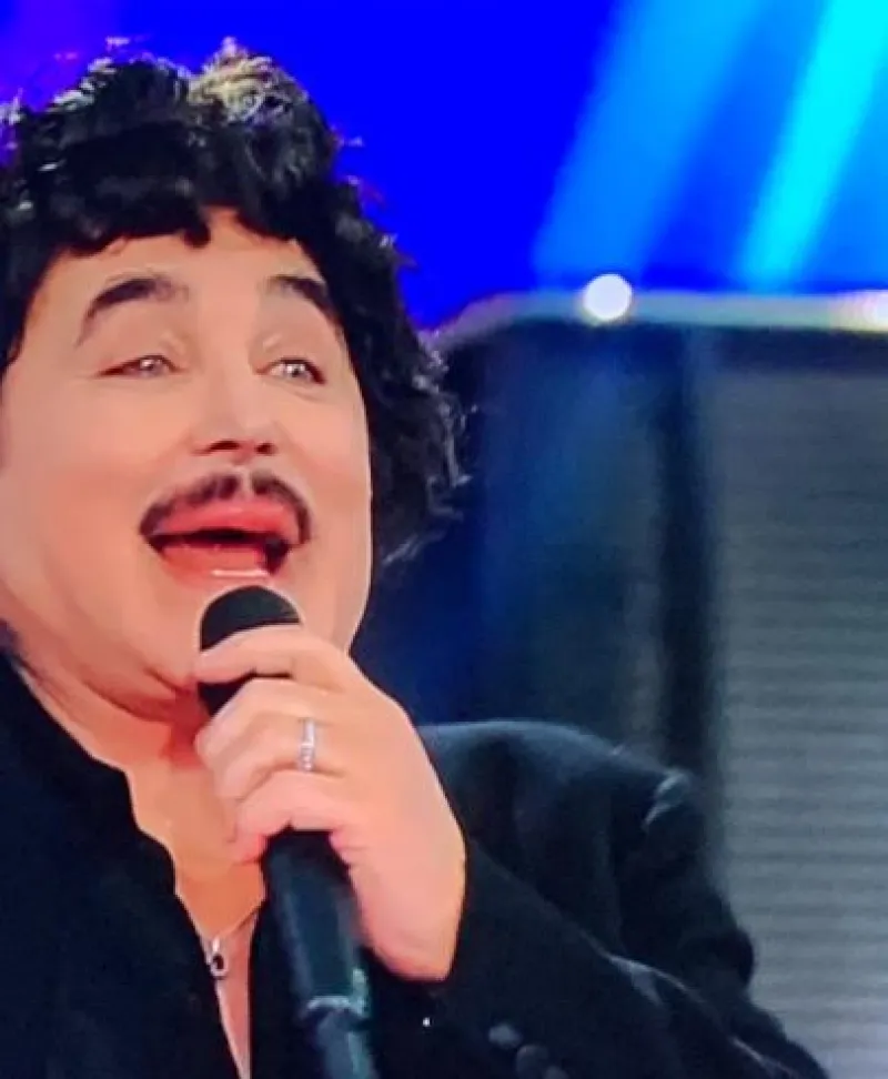 Scialpi torna a Sarabanda e spiazza, sempre più irriconoscibile