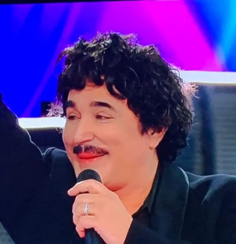 Scialpi torna a Sarabanda e spiazza, sempre più irriconoscibile