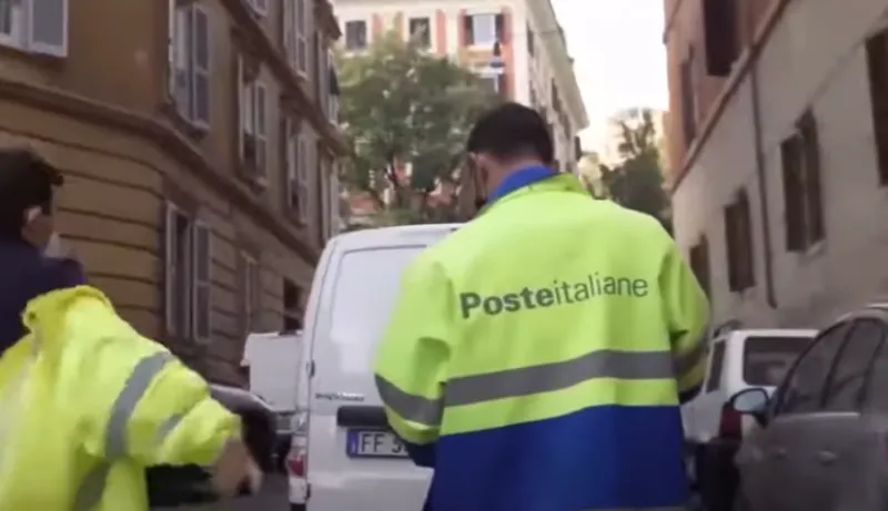 Ferragosto 2025, le Poste sono aperte e i corrieri consegnano i pacchi?