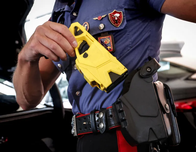 Taser: cos'è, come funziona e perché è al centro delle polemiche dopo i ...