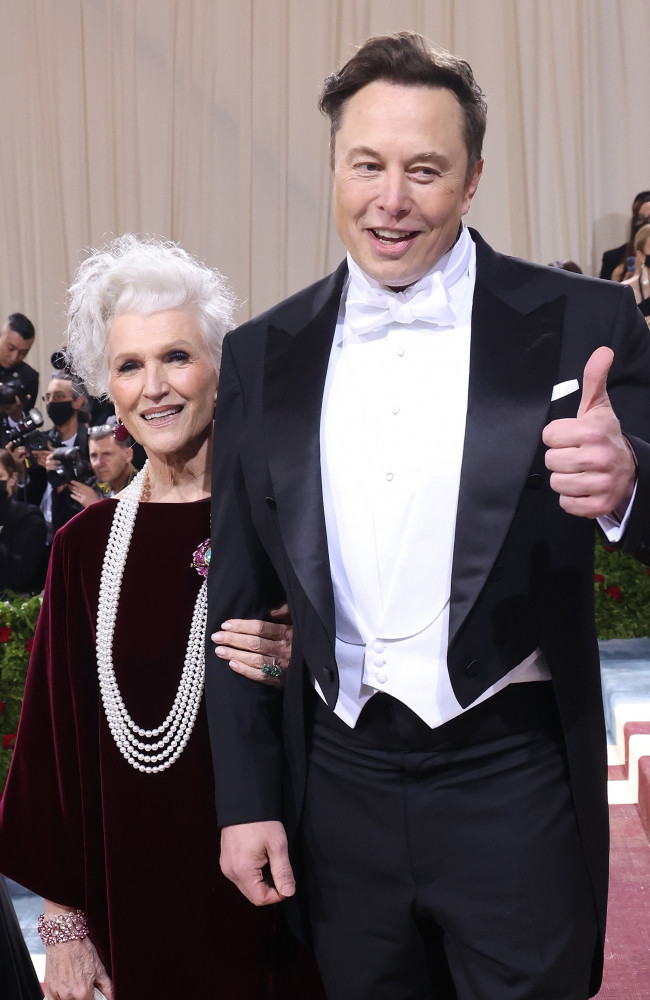 La madre di Elon Musk: "Mi fa dormire in garage" • TAG24