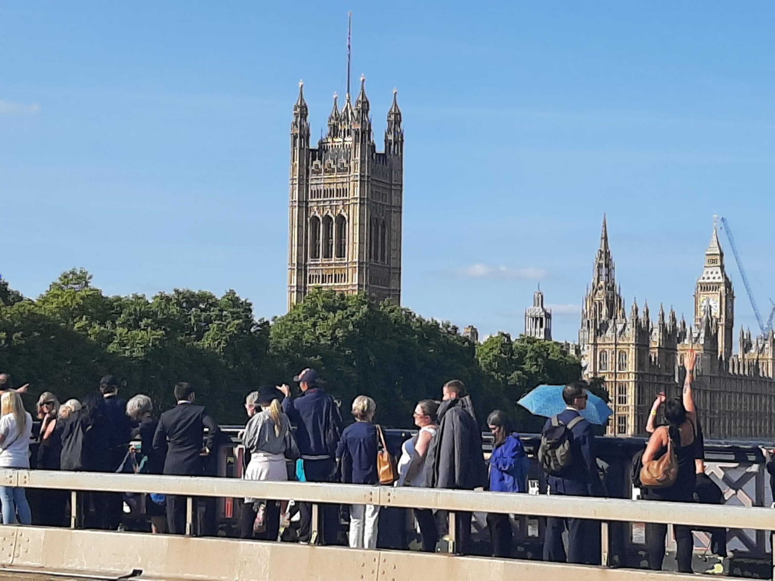 Camera ardente Regina Elisabetta II: migliaia di britannici in coda