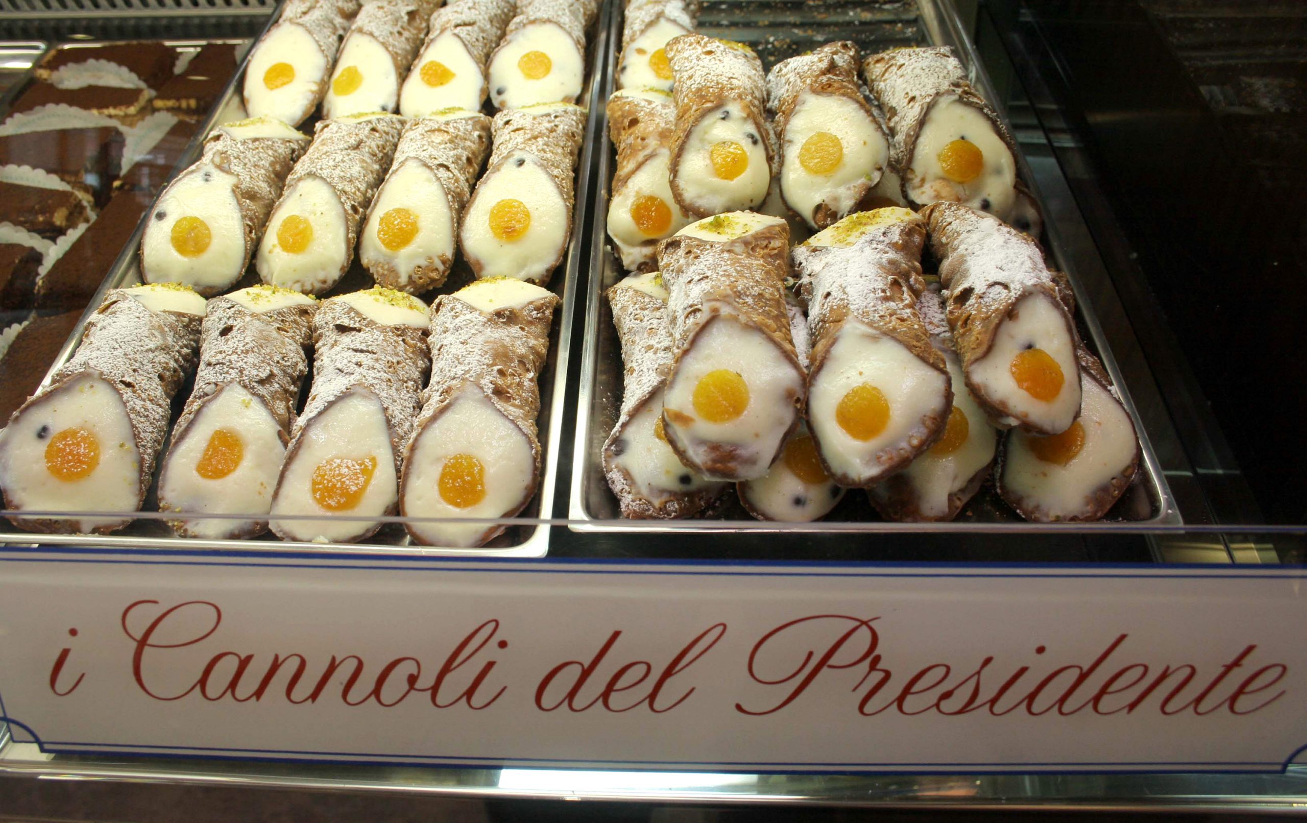 Cannolo siciliano Caltanissetta, 21 metri e 43 centimetri: è il più ...