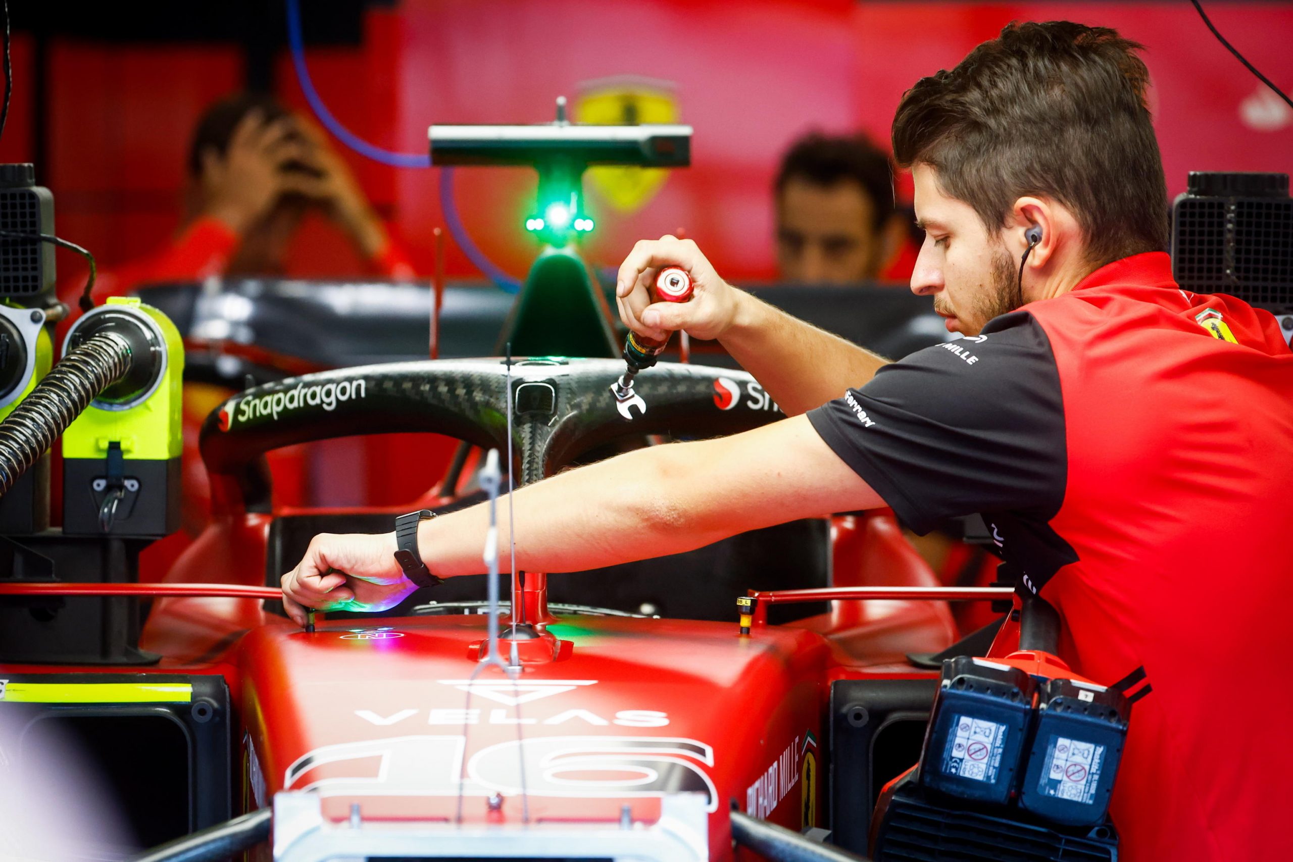 Ferrari. Un giovane meccanico rinuncia al suo sogno.