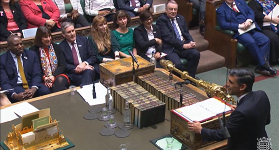 Primo Question Time: duro scontro fra Sunak e Starmer • TAG24