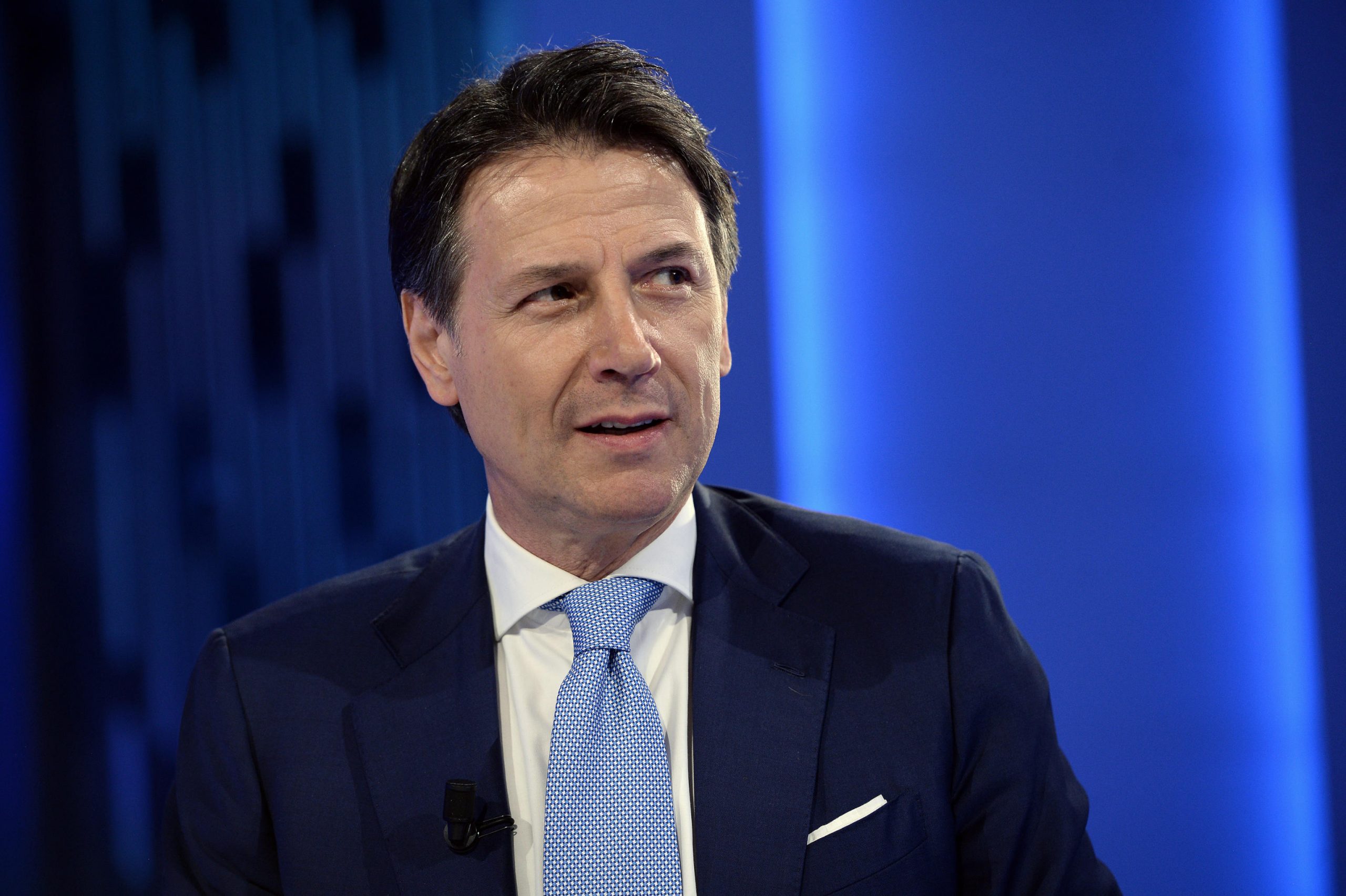 Giuseppe Conte all'attacco di Meloni. Poi ironizza: "Sissignora!"