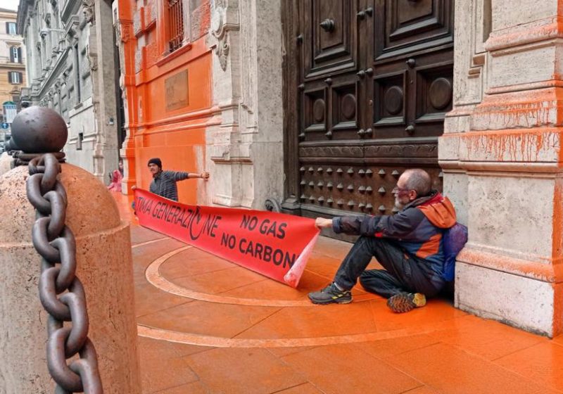 Imbrattata sede Cdp: nuovo blitz di Ultima Generazione • TAG24