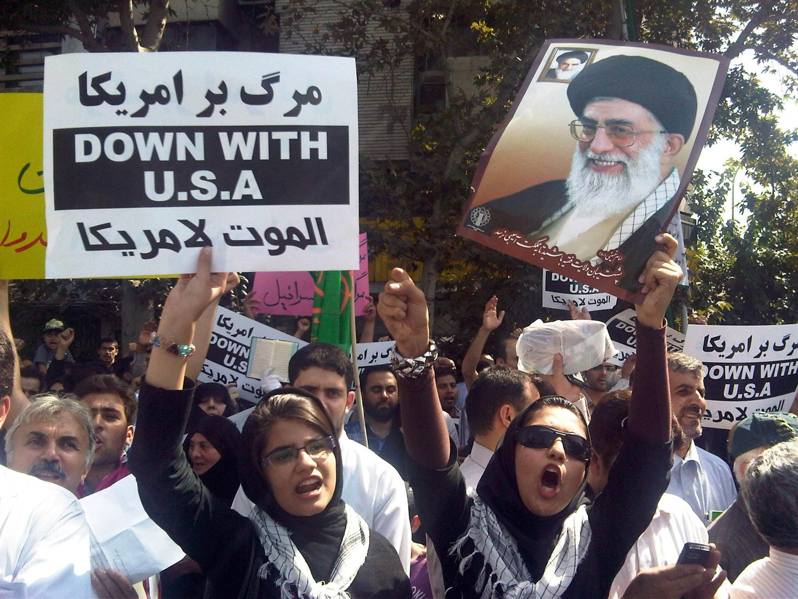 Dissidenti iraniani testimoniano: "Costretti a violentarci tra noi"