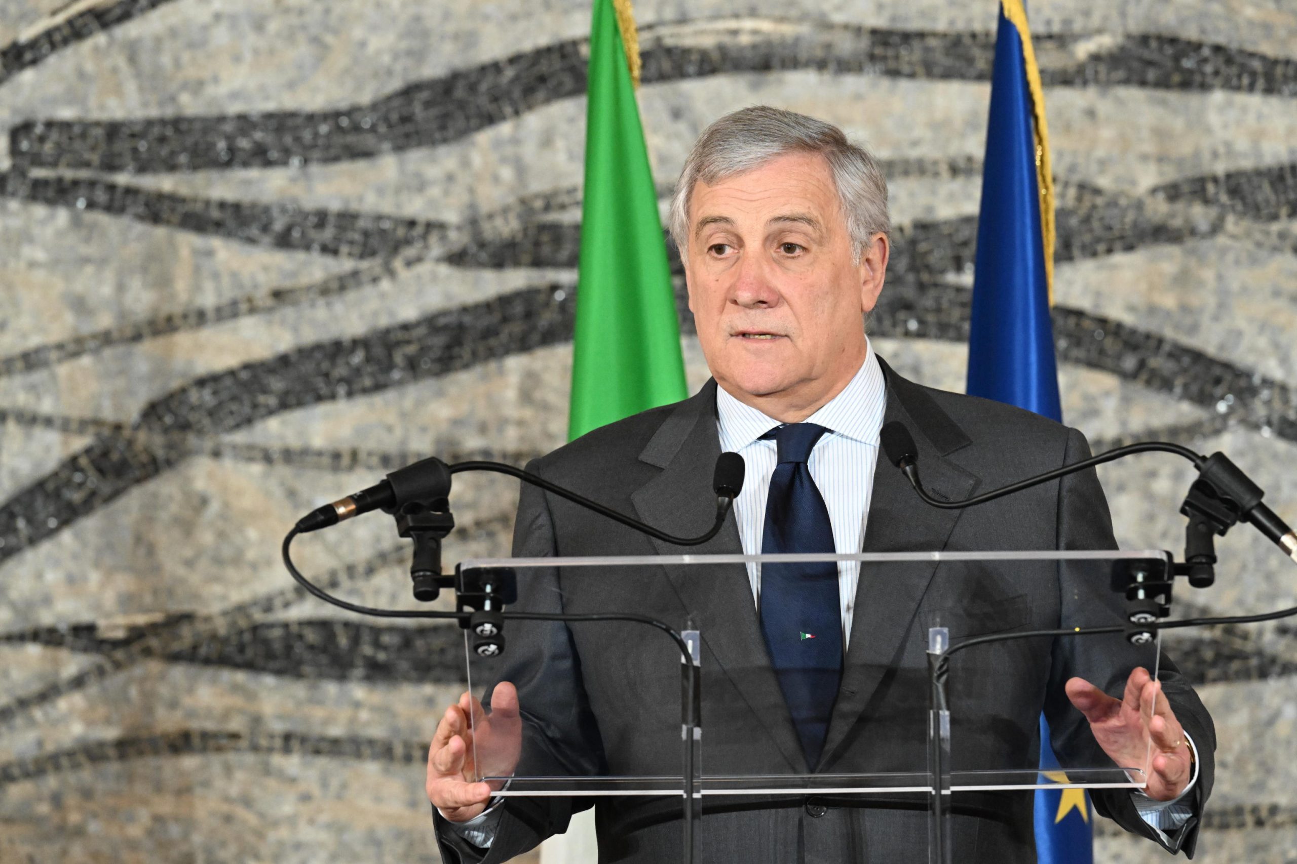 Tajani duro sulla Cina: "Tuteliamo la salute degli italiani" • TAG24