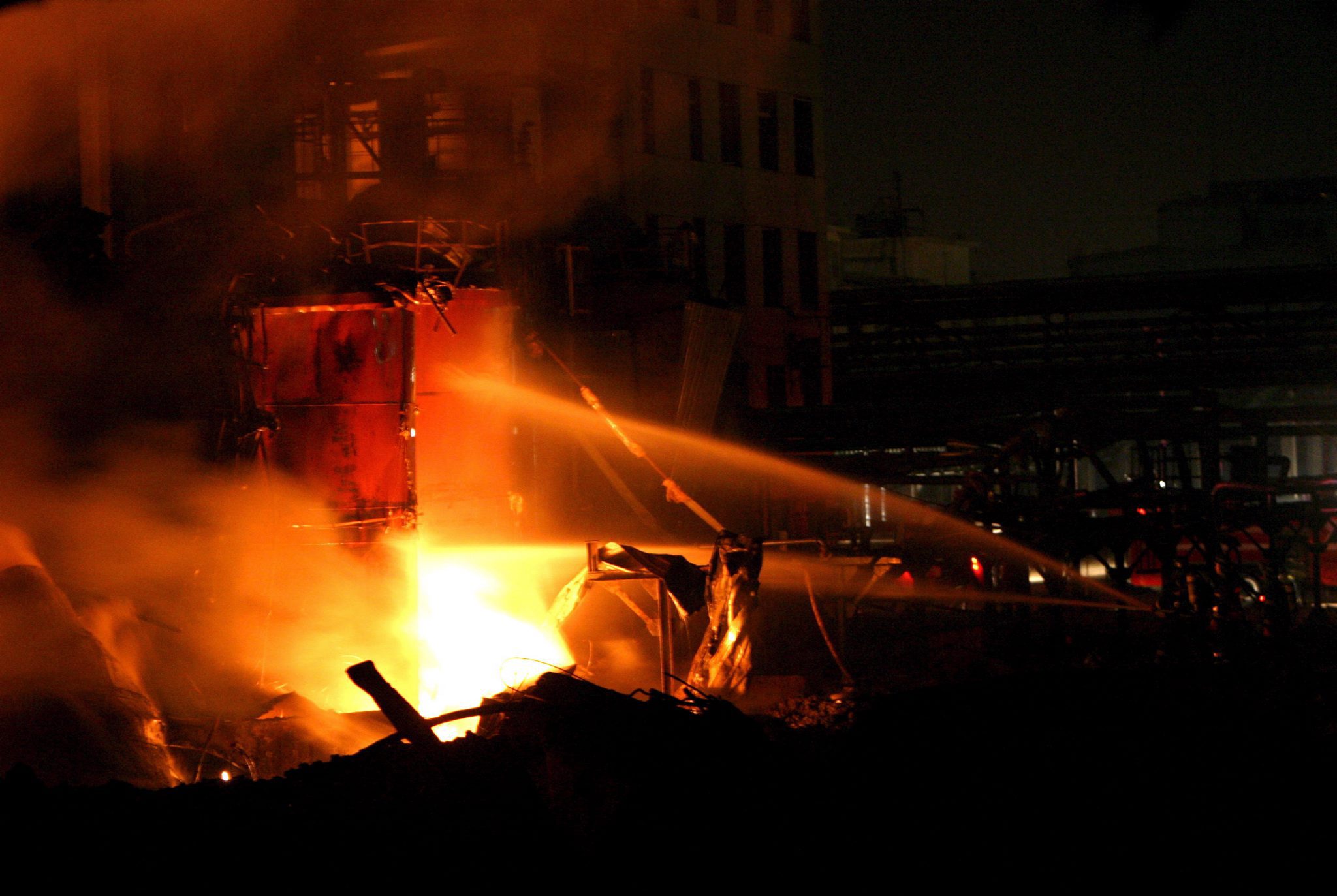 Cina, devastante esplosione in un impianto chimico: 2 morti e 12 di...