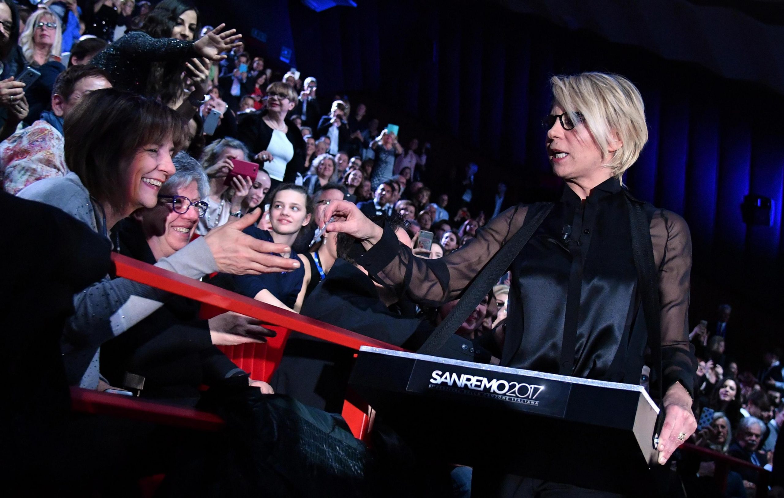 C'è posta per te contro Sanremo 2023: il commento di Maria De Filippi