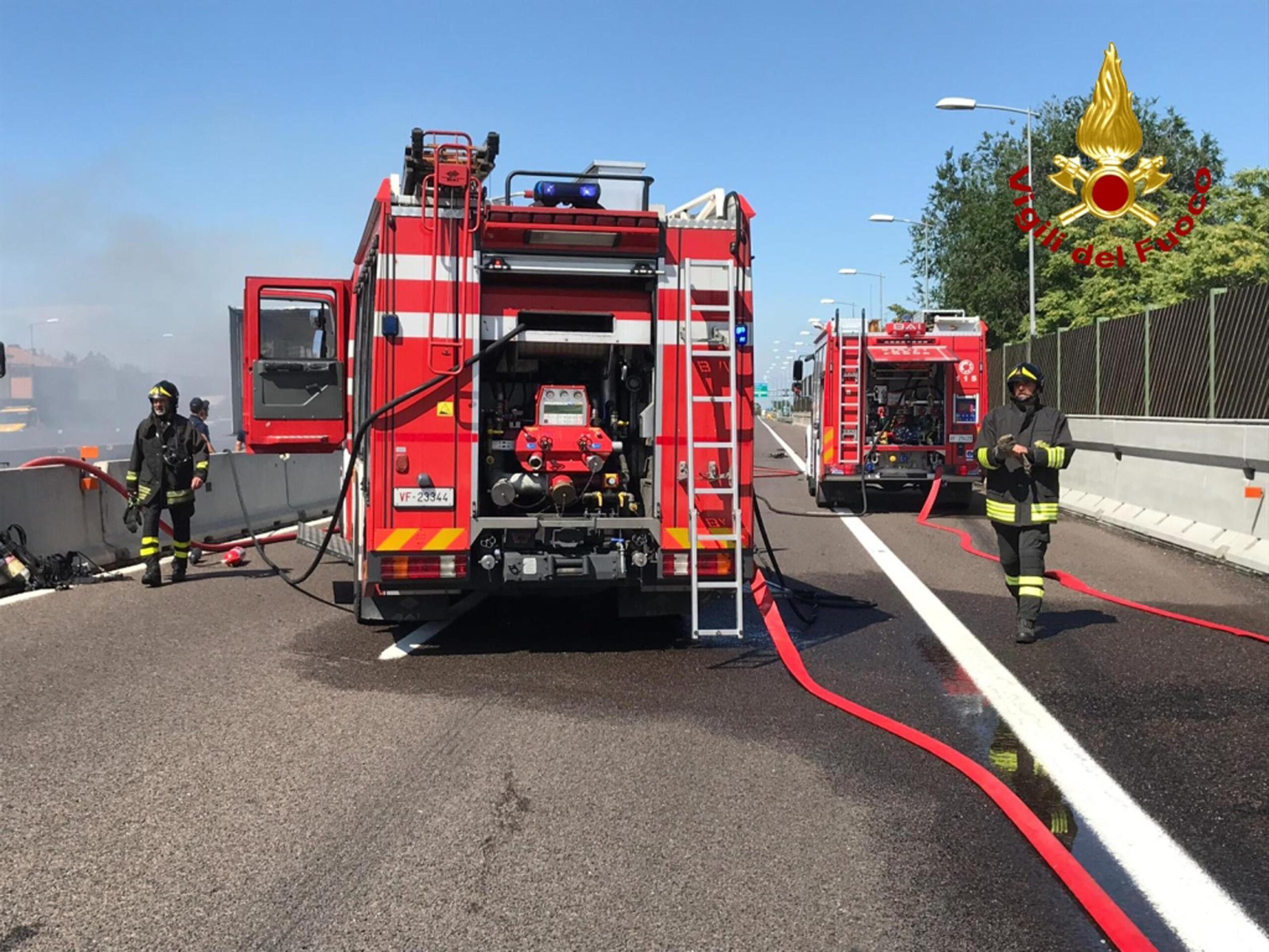 Incendio A21: bisarca va a fuoco dopo un incidente