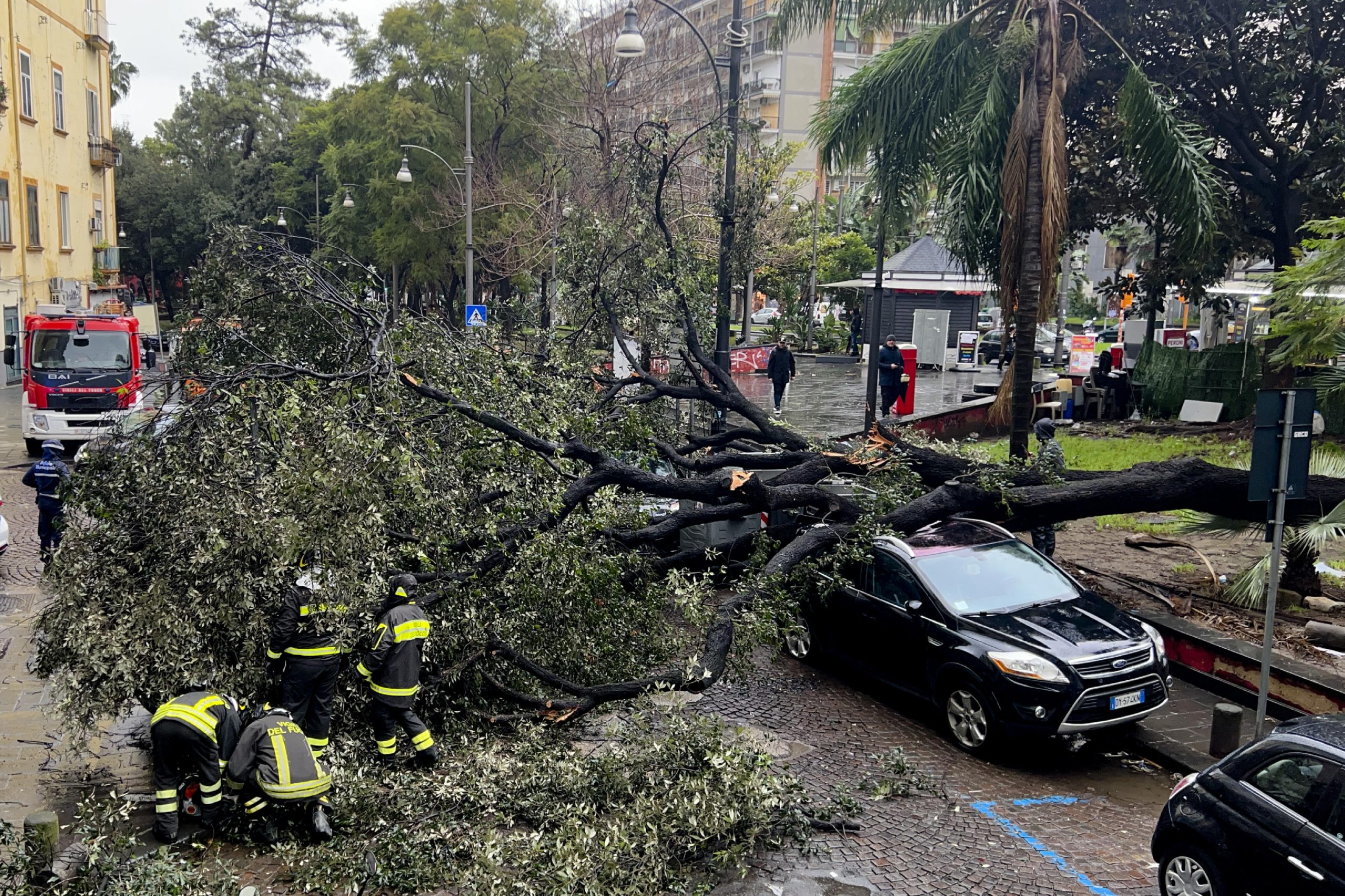 Vento forte a Napoli: spezzata Croce a Cariati e alberi caduti