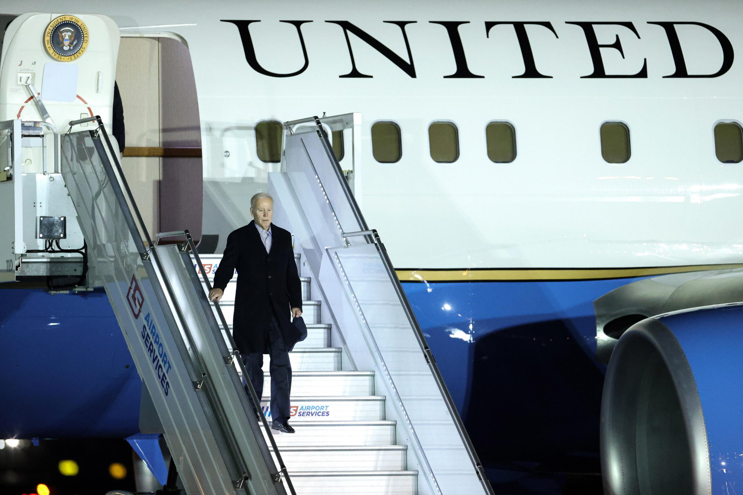 Joe Biden Air Force One, il Presidente Usa scivola sulla scaletta
