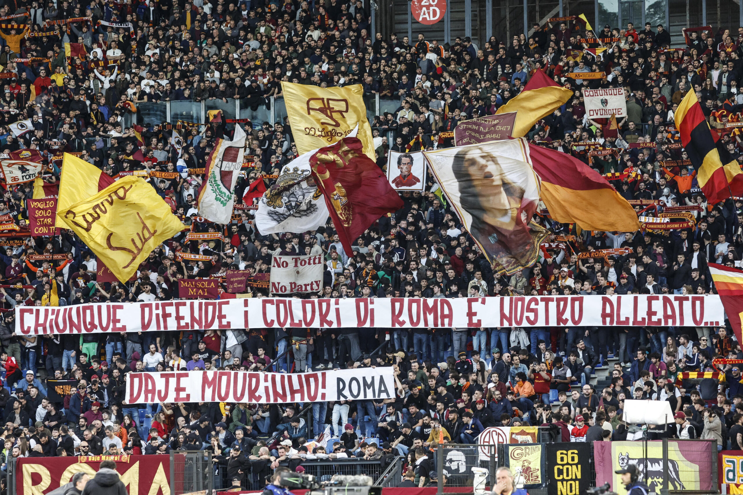Roma Sassuolo Mourinho panolada video e striscioni dei tifosi