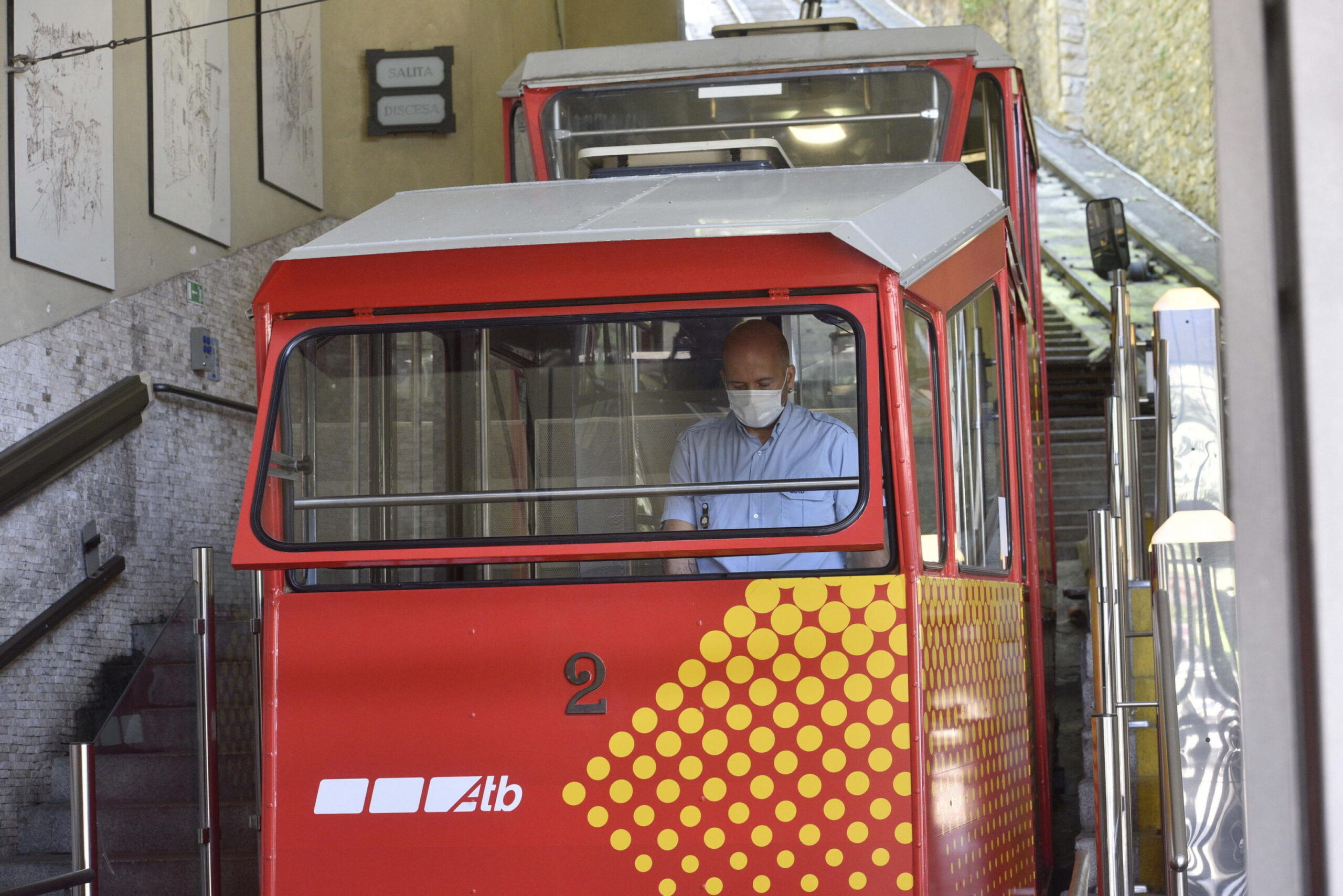 Bergamo, non fanno entrare il cane del bimbo autistico sulla funico...