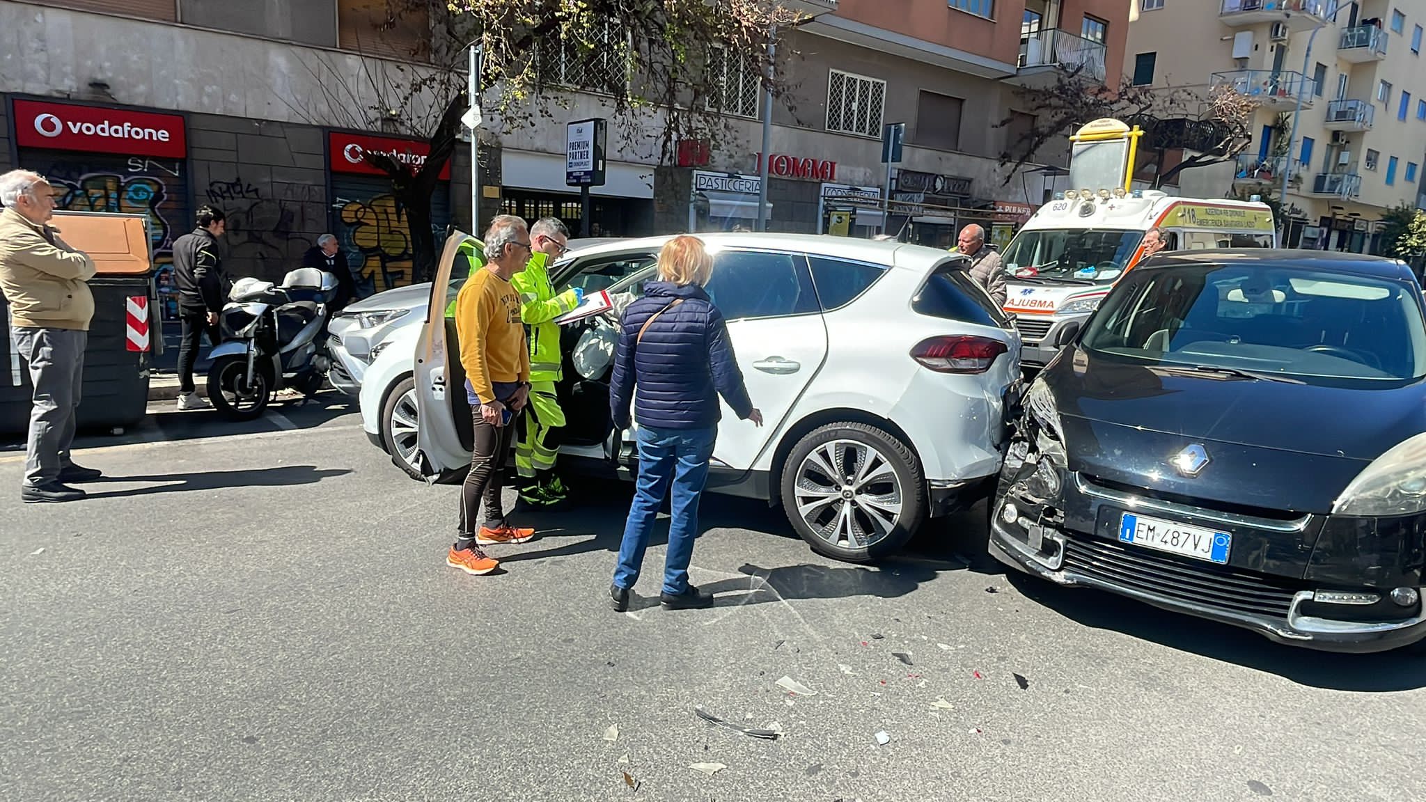 Incidente Roma Tuscolana oggi a Pasqua, coinvolte tre auto
