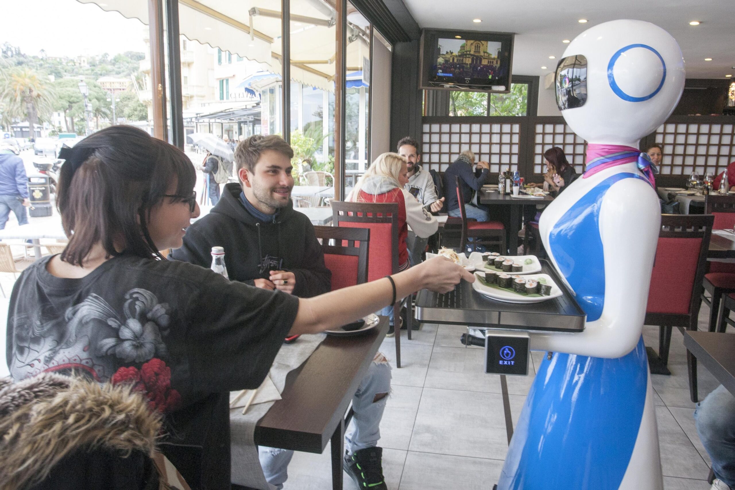 Cameriere robot bar Treviso per carenza di personale