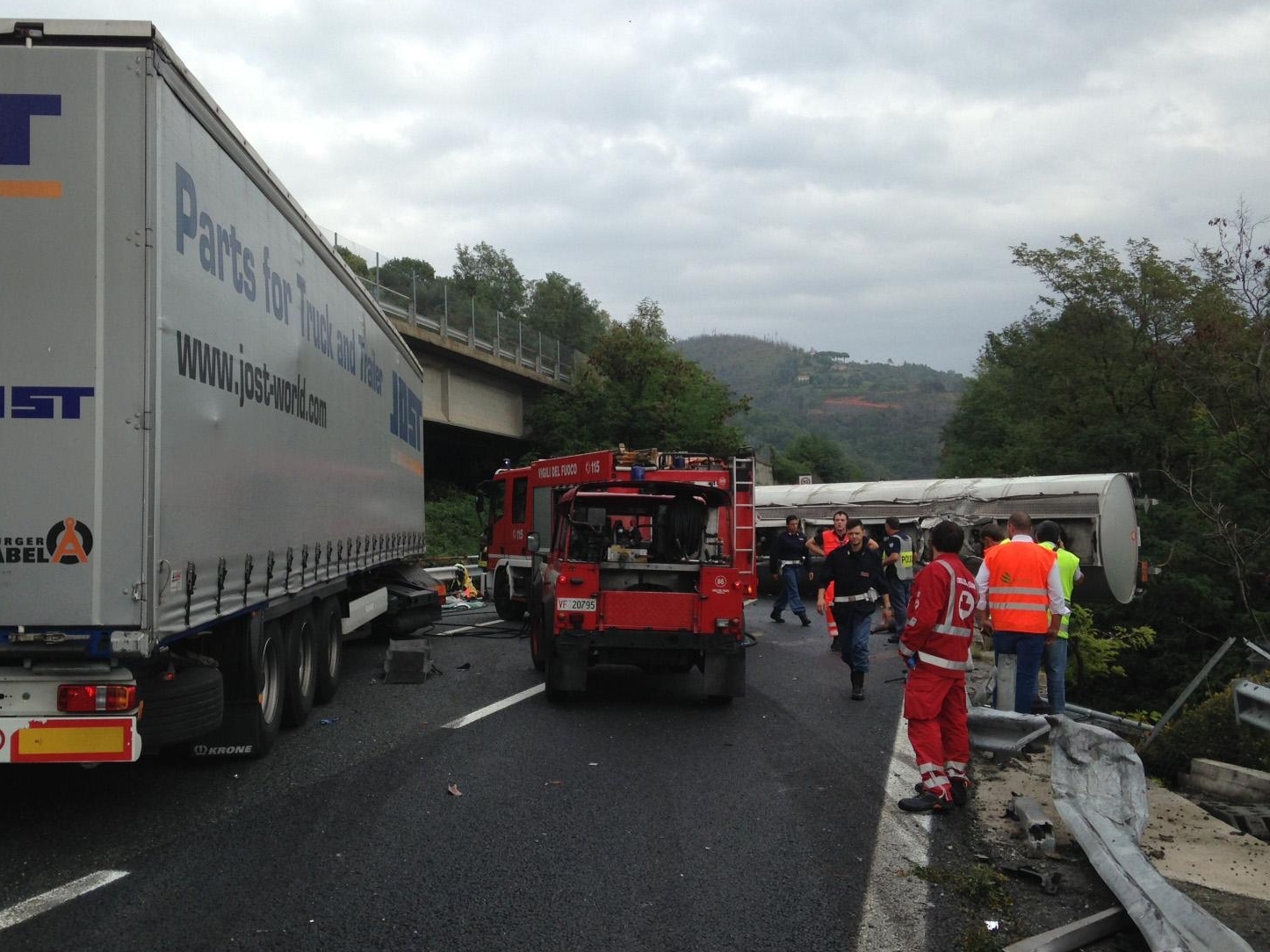 Ventimiglia, incidente autostrada A10. Porsche si scontra contro tir