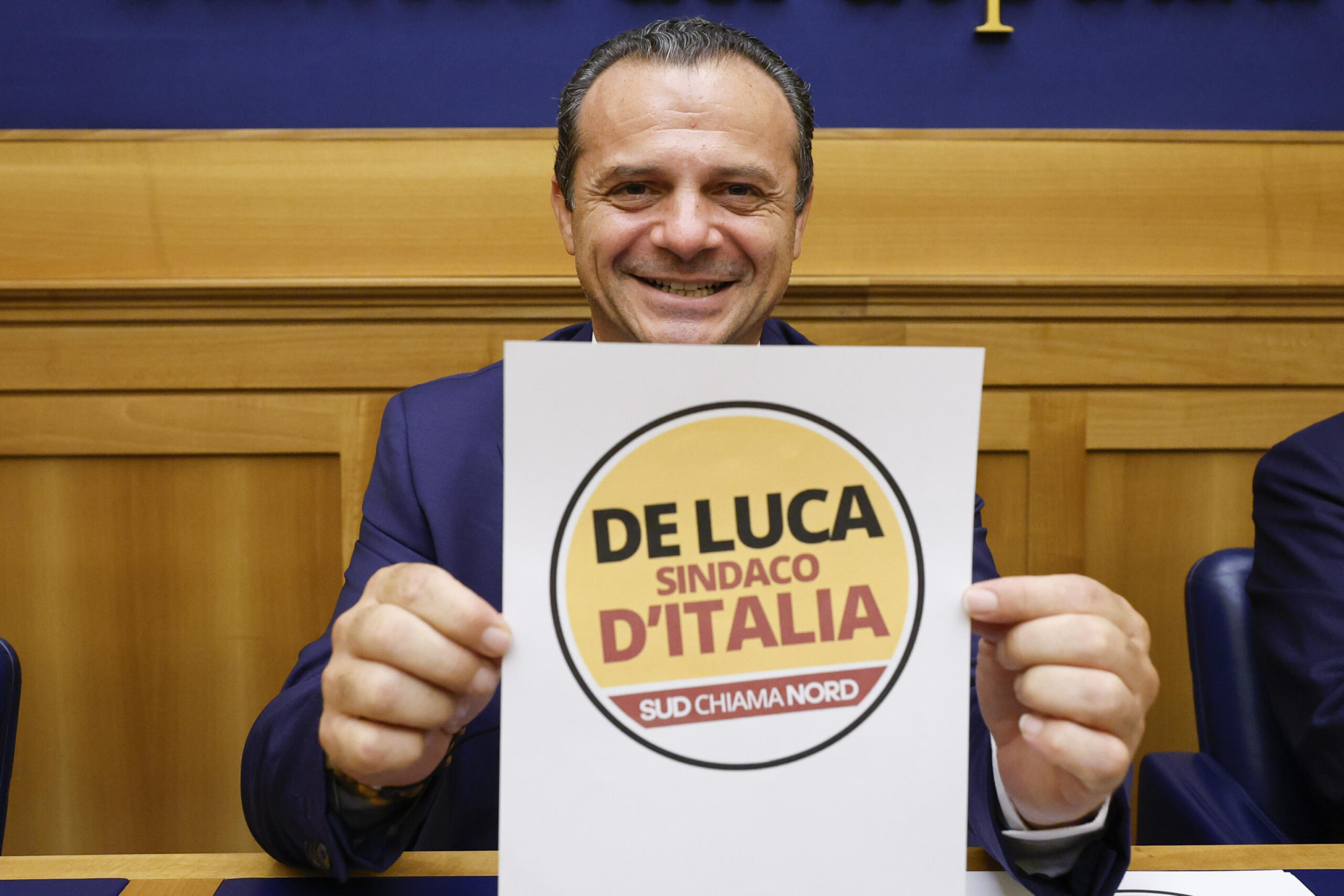 VIDEO - De Luca vince le elezioni a Taormina e chiama la madre