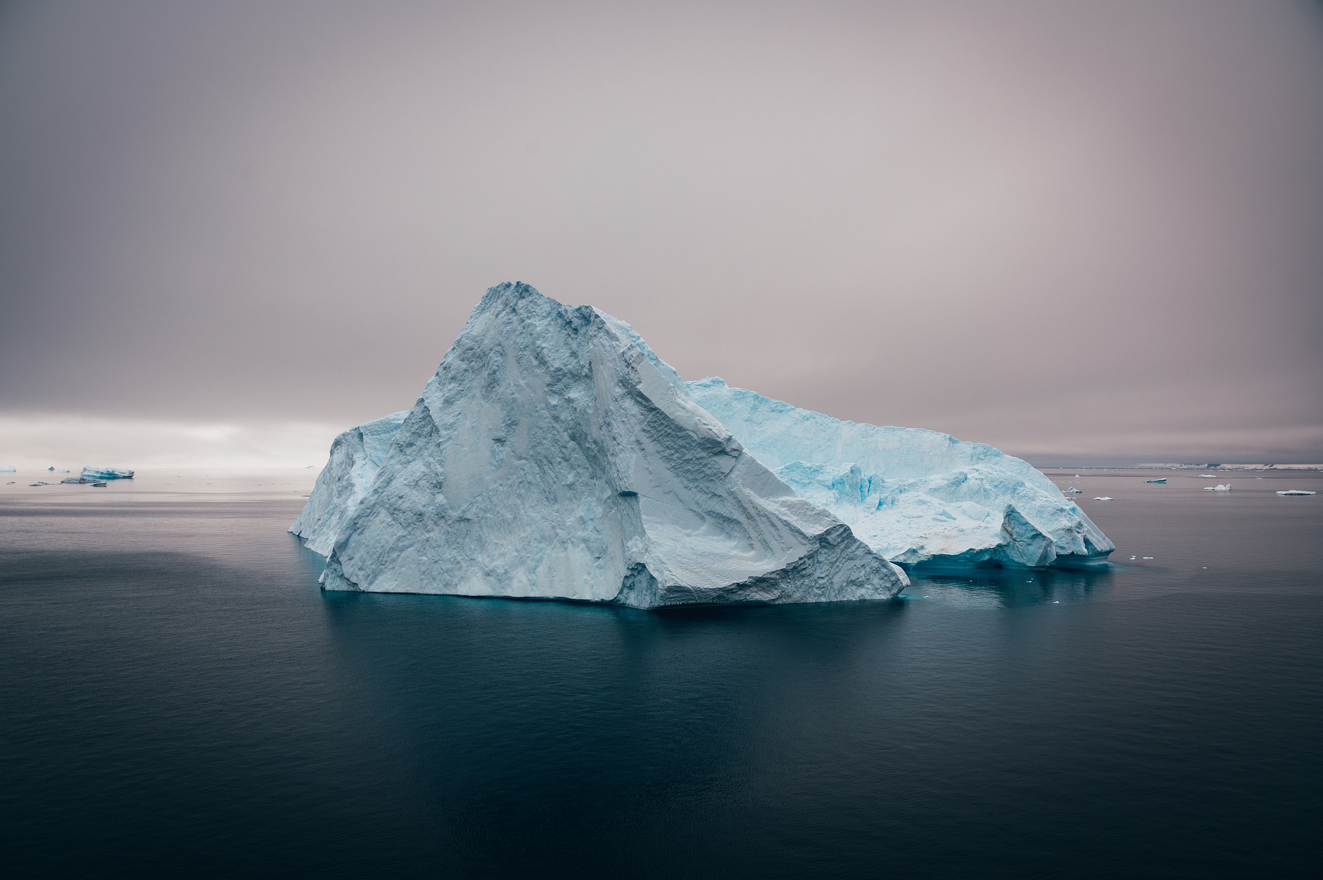 Iceberg dalla forma fallica scoperto in Canada | FOTO