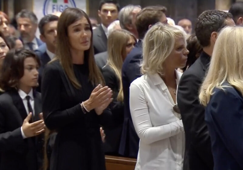 Perché Maria De Filippi veste di bianco al funerale di Berlusconi? Cosa prevede il cerimoniale