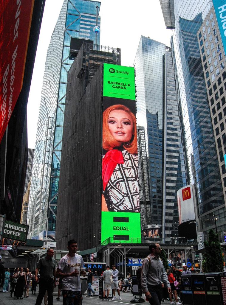 New York, Raffaella Carrà celebrata a Times Square: scelta come ...