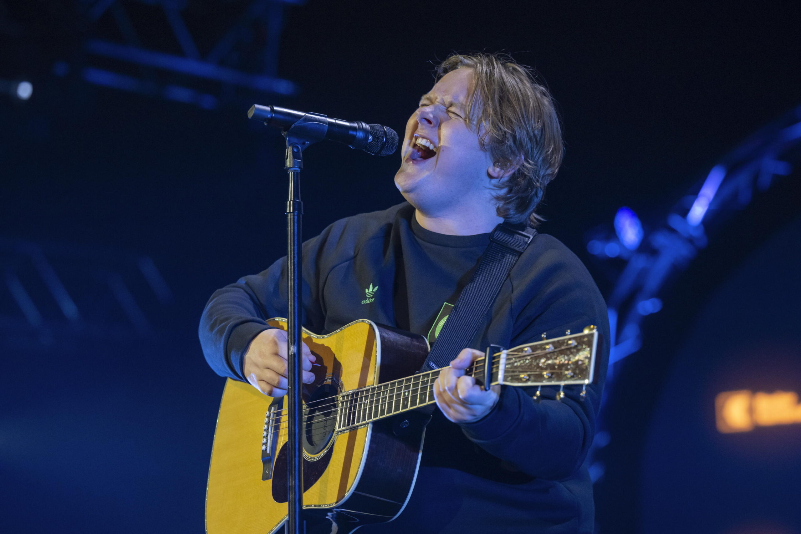 Lewis Capaldi malattia, cos'ha e perché potrebbe ritirarsi?