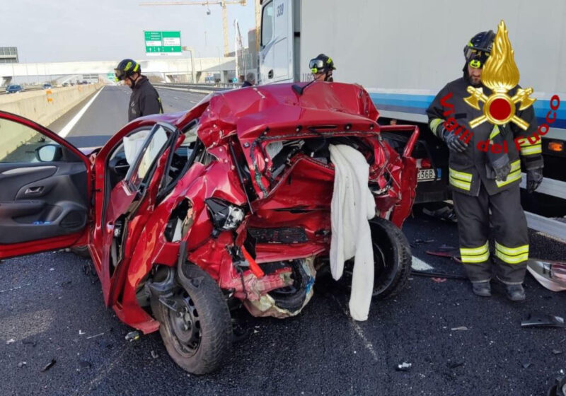 Incidente mortale sulla A4 oggi nel Milanese, due morti e cinque feriti
