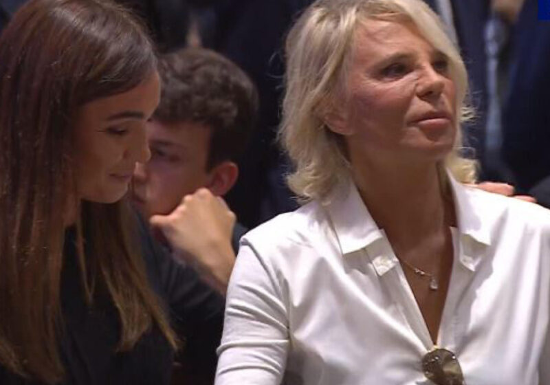 Maria De Filippi, cos'è successo al viso? La conduttrice in tendenza su ...