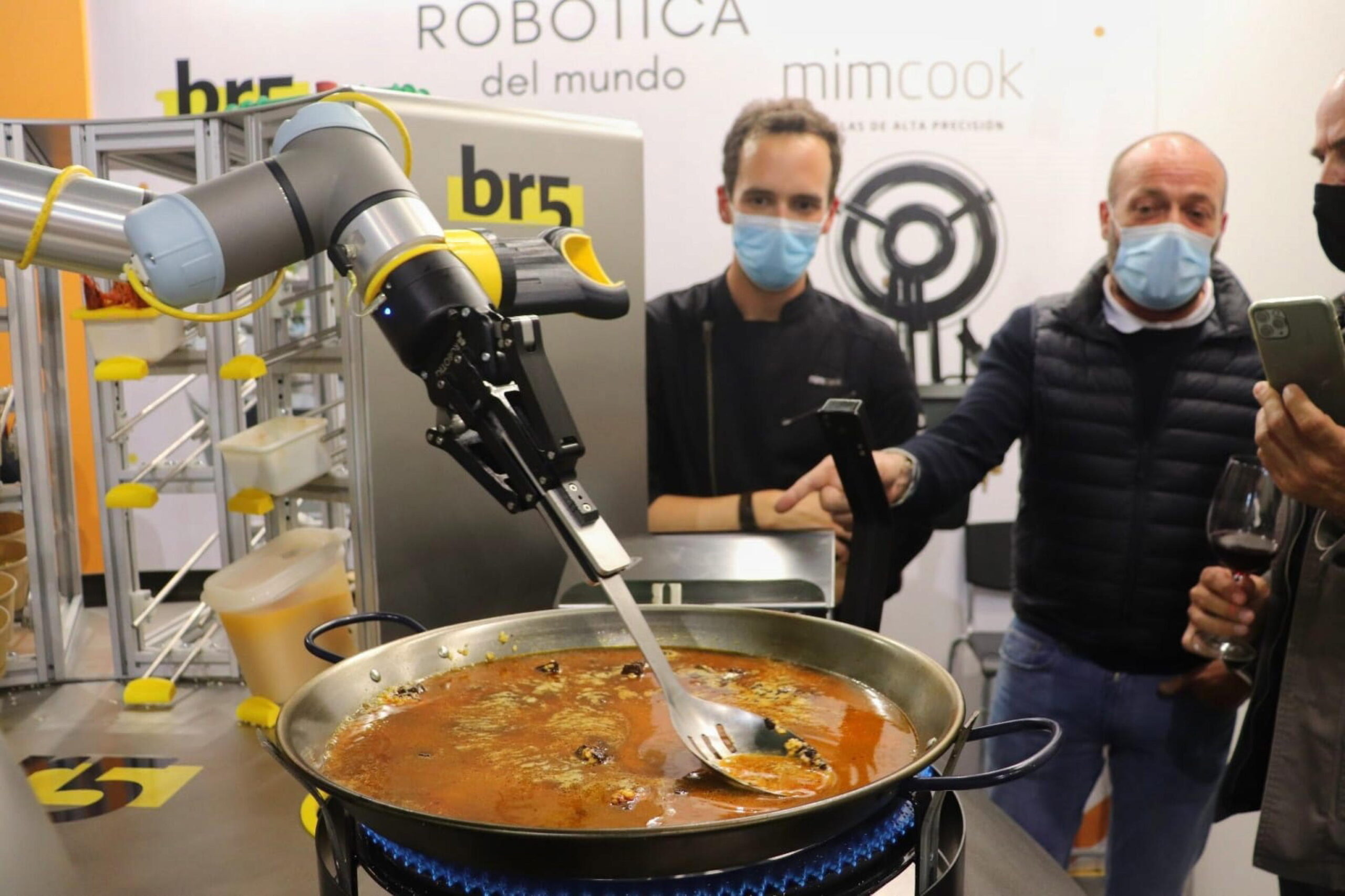 Il robot chef impara a preparare ricette guardando i video