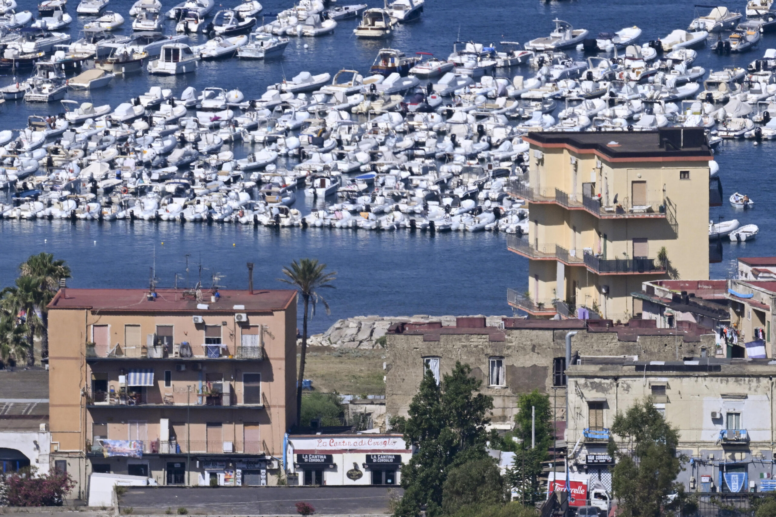 Napoli, chiazza verde-marrone appare in mare: la spiegazione scientifica