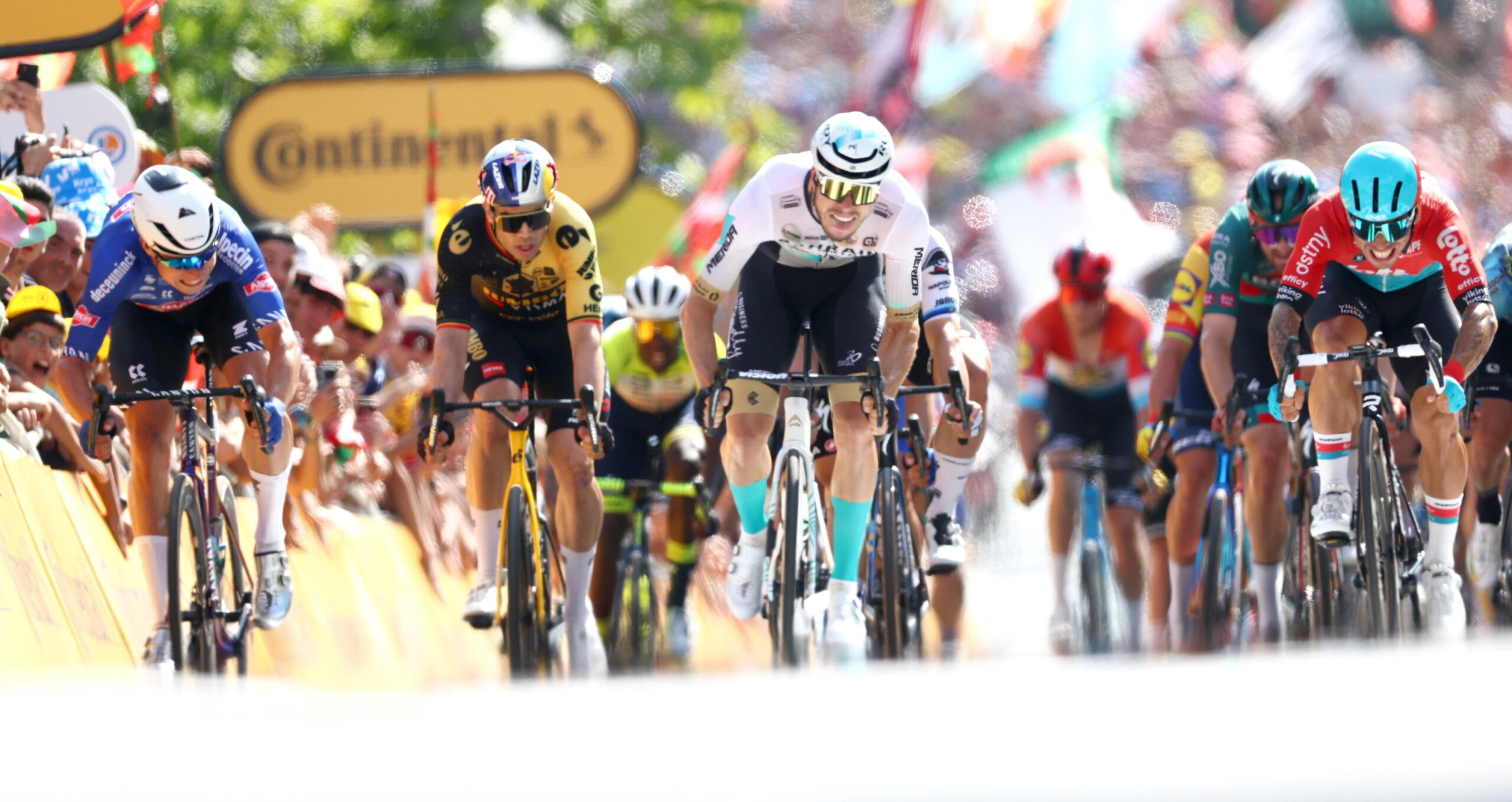 Tour de France, chiodi e puntine sulla strada: forate alcune gomme. I ...