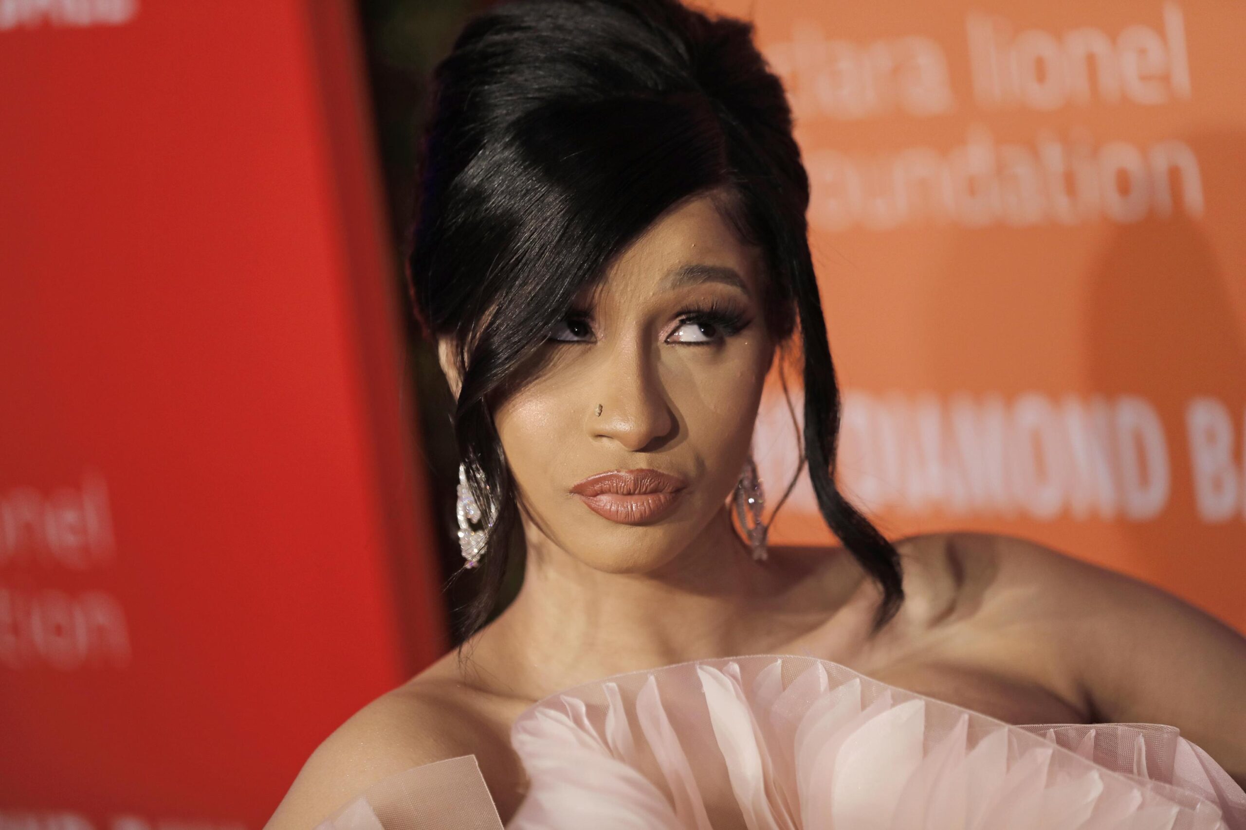 Las Vegas, un fan bagna Cardi B con un drink e lei gli lancia il ...