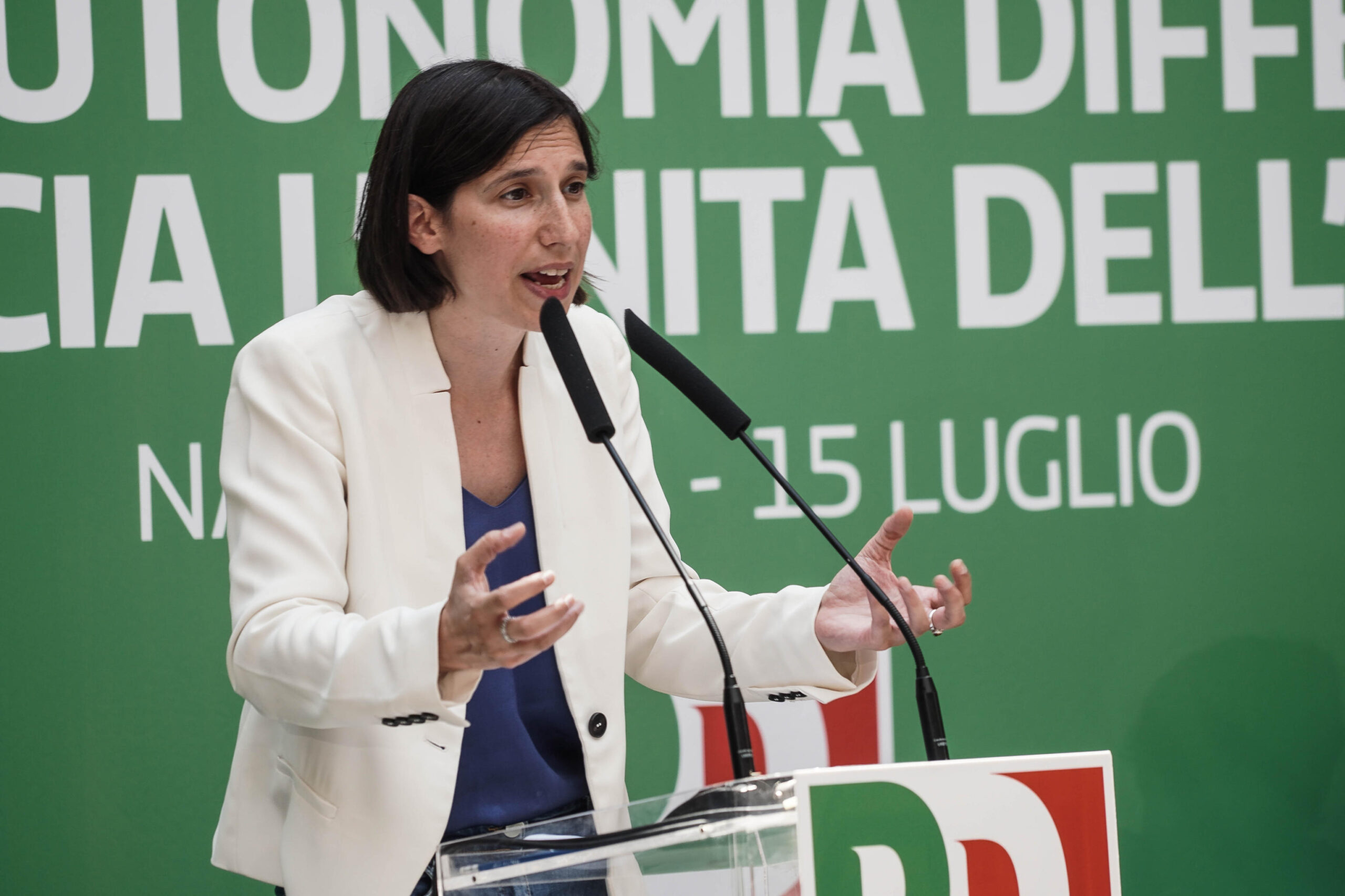 Napoli, Elly Schlein: "Governo diviso sul contrasto alle mafie". Ma è ...