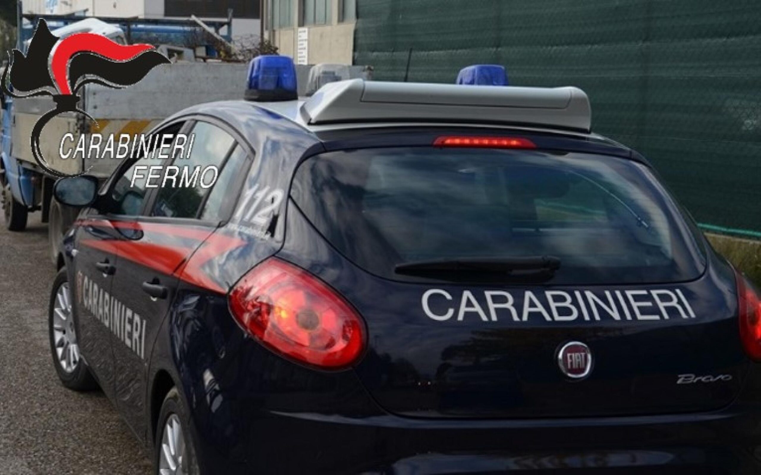 Arriva troppo rumore dal pub, si presenta con una motosega e taglia...