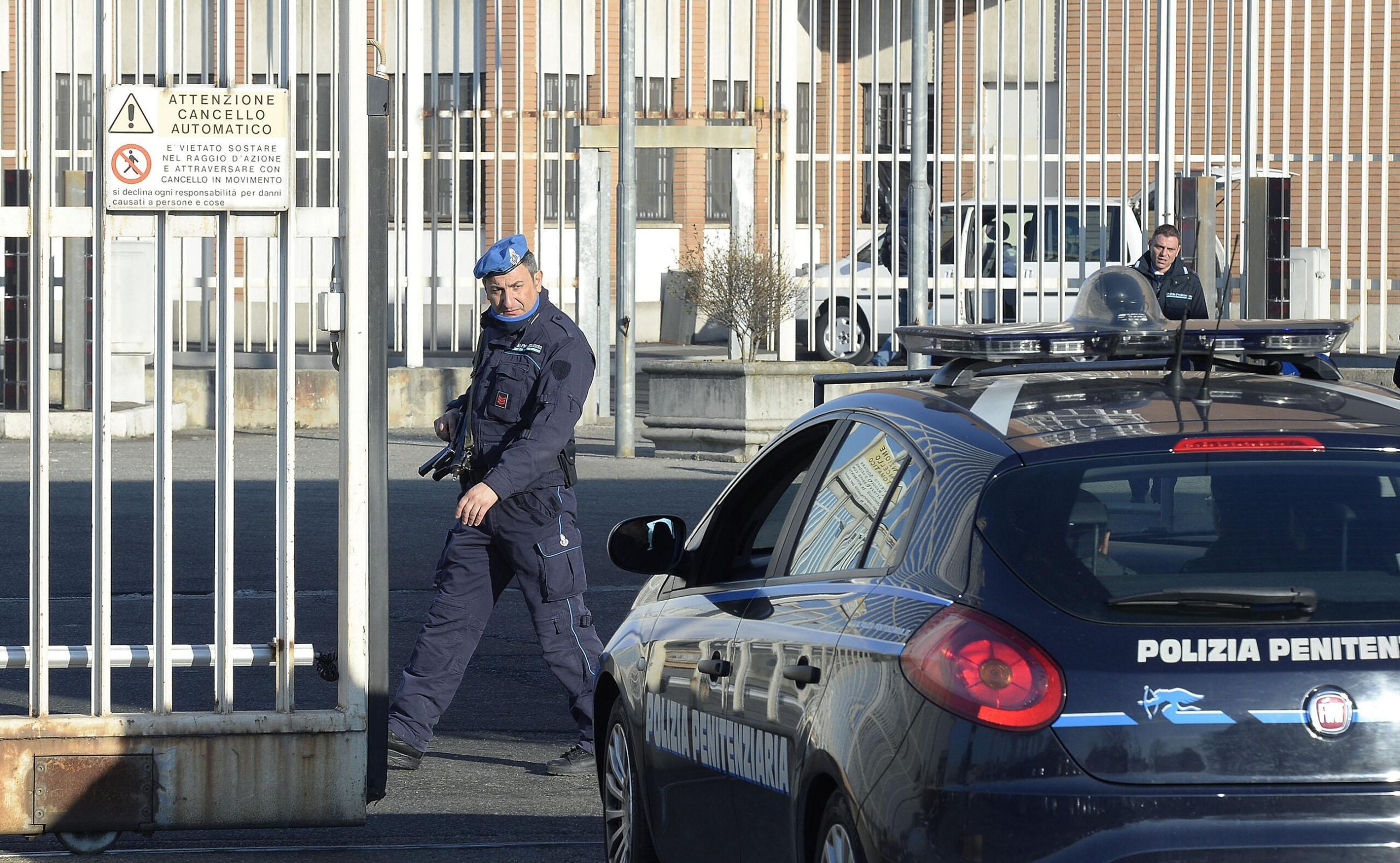 Torino, shock in carcere. Detenuta si lascia morire di fame, Antigone ...