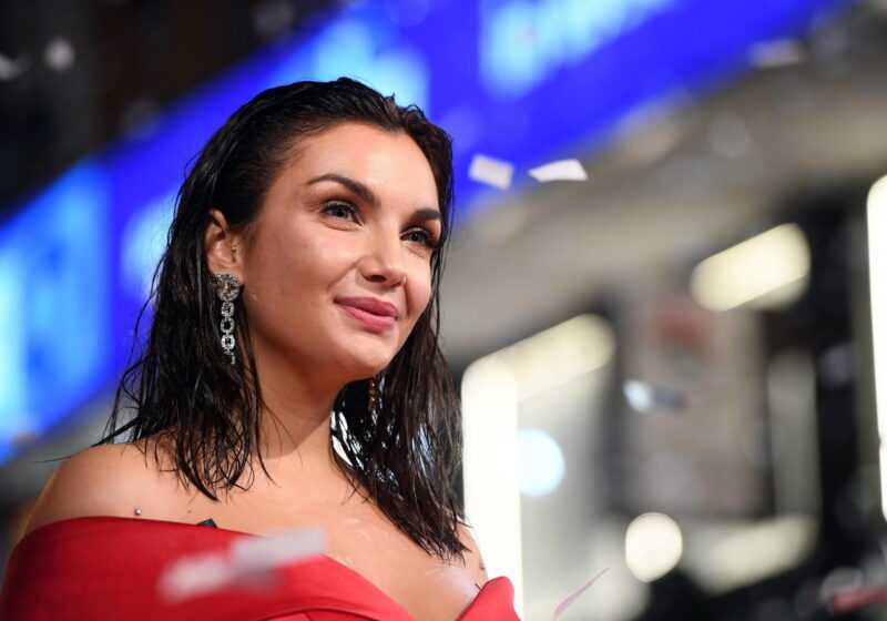 Elettra Lamborghini colpita da una bottiglia d'acqua durante un concerto, la cantante ferma lo show