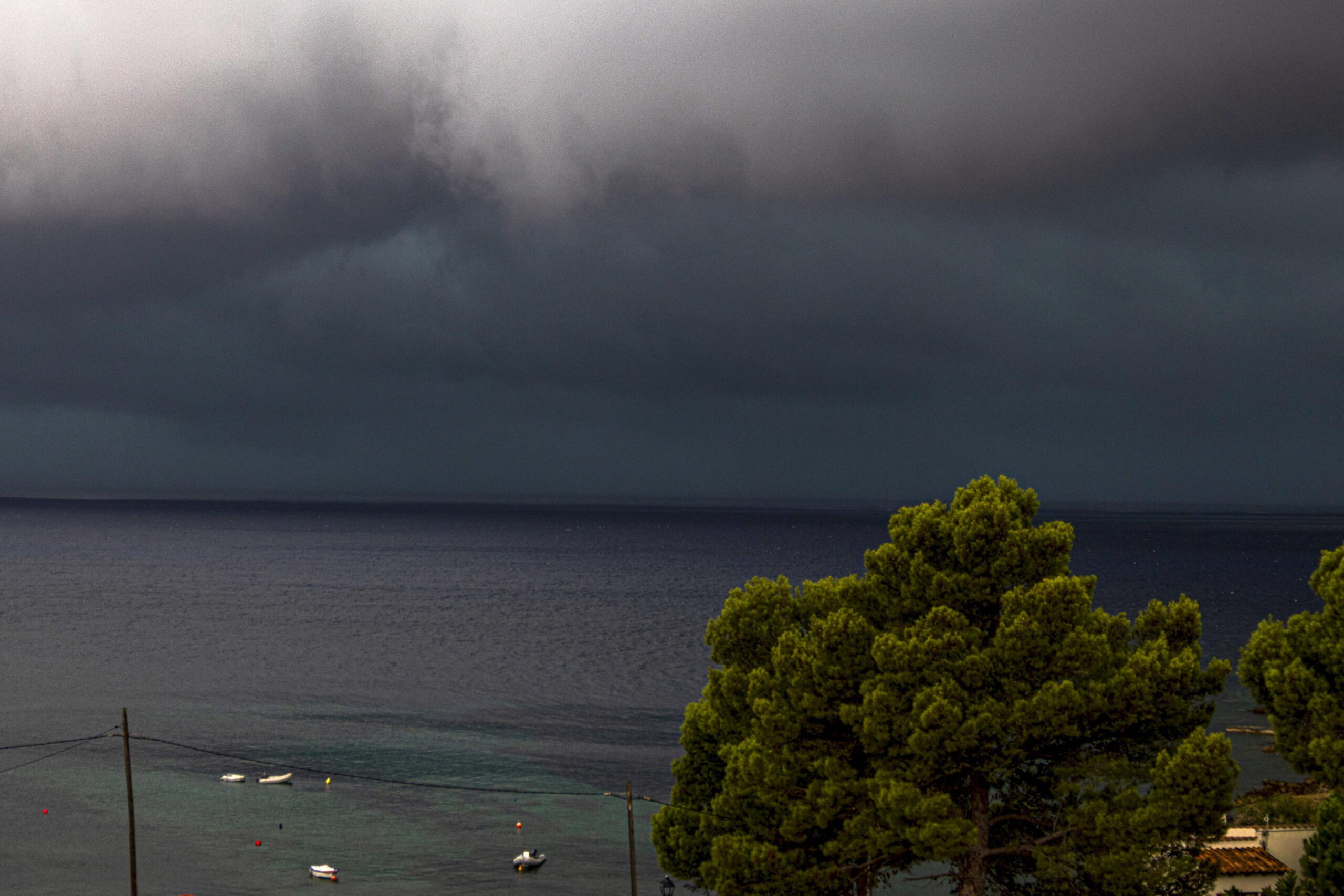 Tempesta di pioggia e vento forte a Trieste, il nubifragio allaga l...
